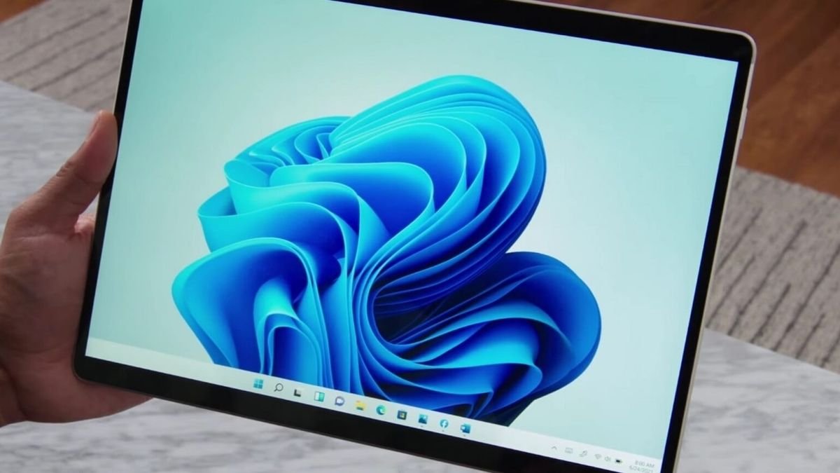 Windows 11 Enhances User Experience with Lock Screen Cards from Windows 10
